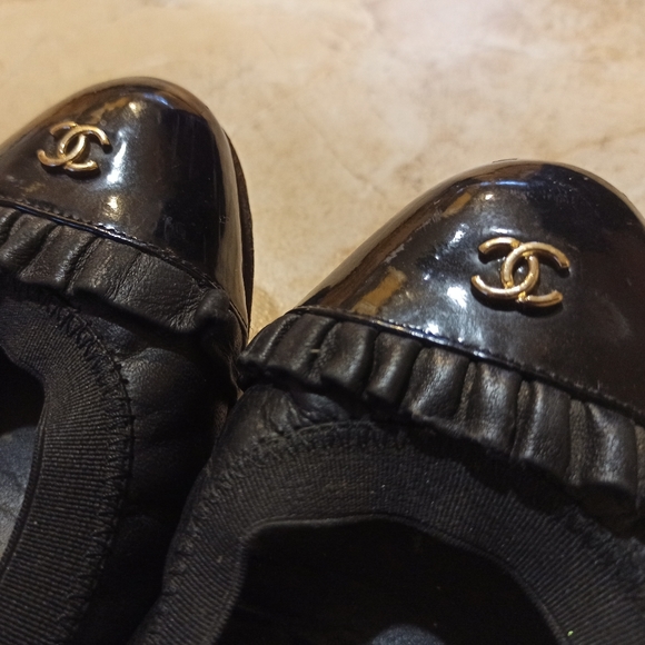 CHANEL | Shoes | Chanel Ruffled Ballerina Flats Black W Gold Logo ...